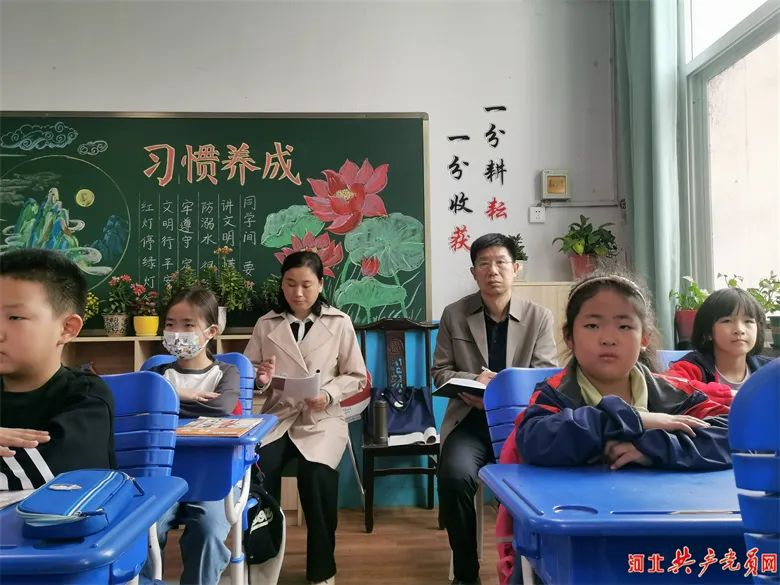 一位退休教师和他的155名实习生……